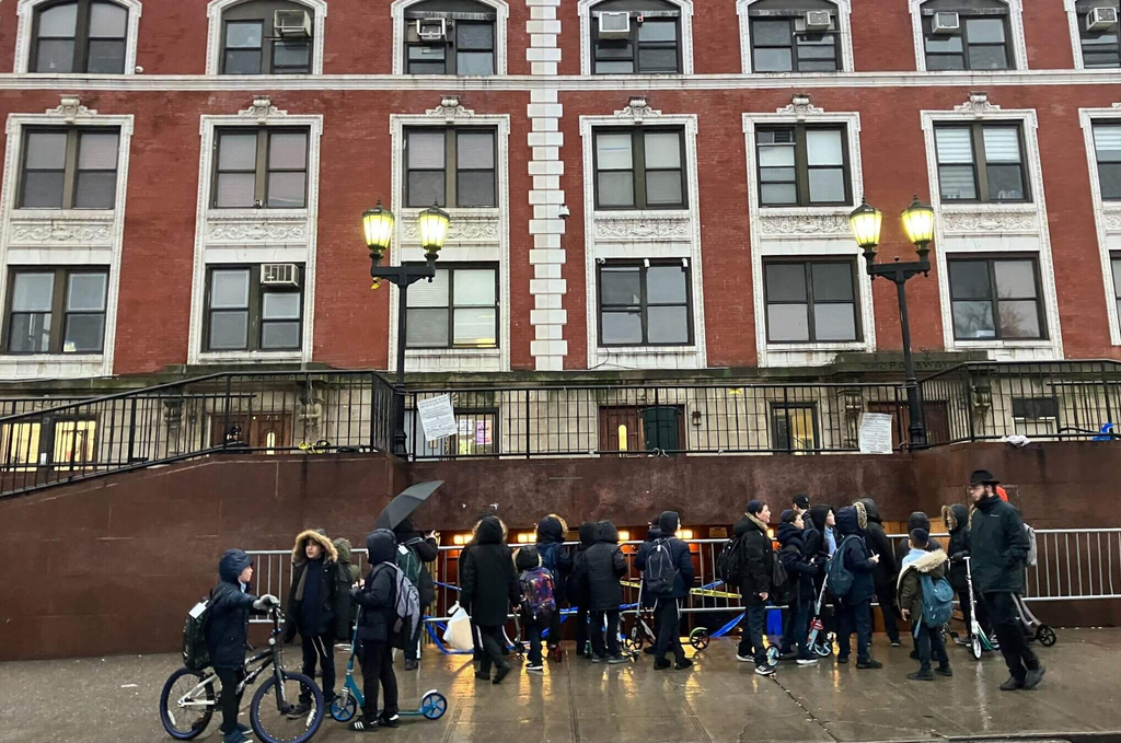 Why did they dig a tunnel at Chabad headquarters? – The Forward