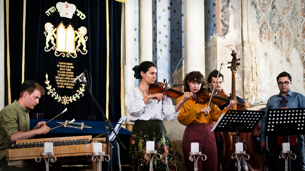 Klezmer fiddler Zoe Aqua weaves Romanian and Jewish cultures together ...