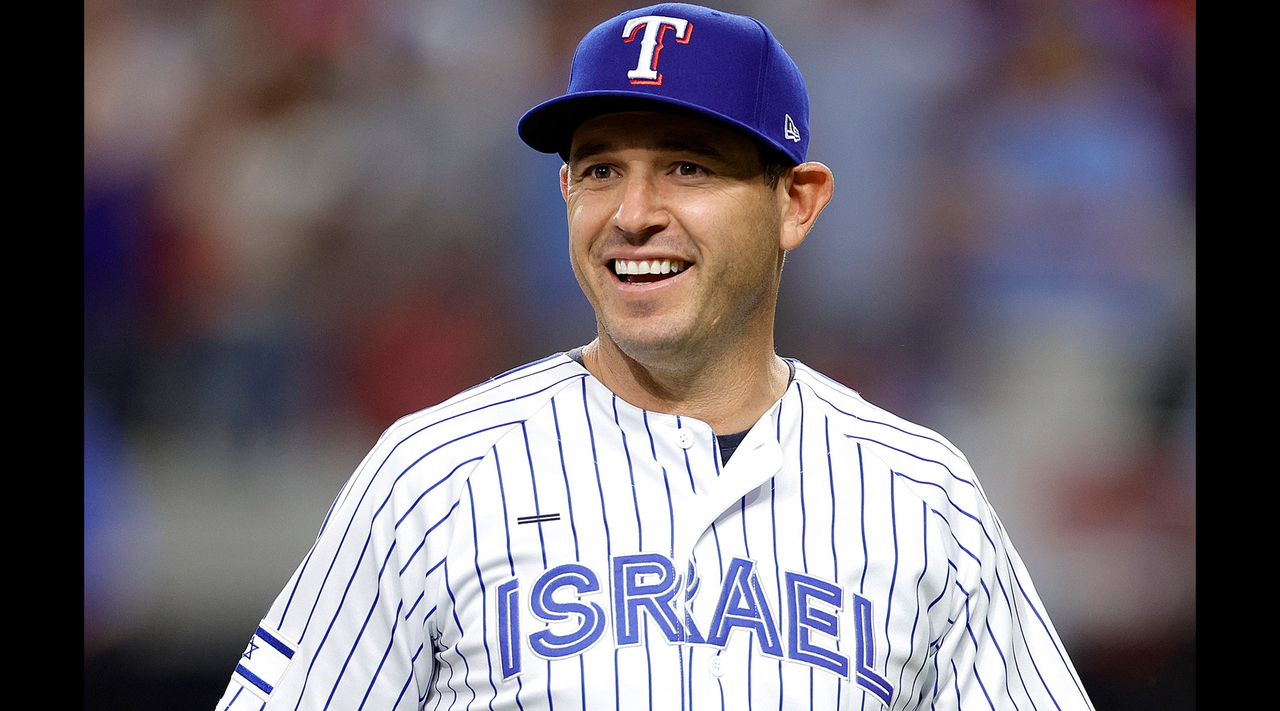 Ian Kinsler wears Team Israel jersey to throw out first pitch – The Forward