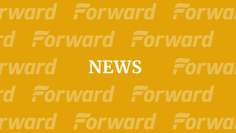 Doug Emhoff shmoozes at synagogue on Yom Kippur – The Forward