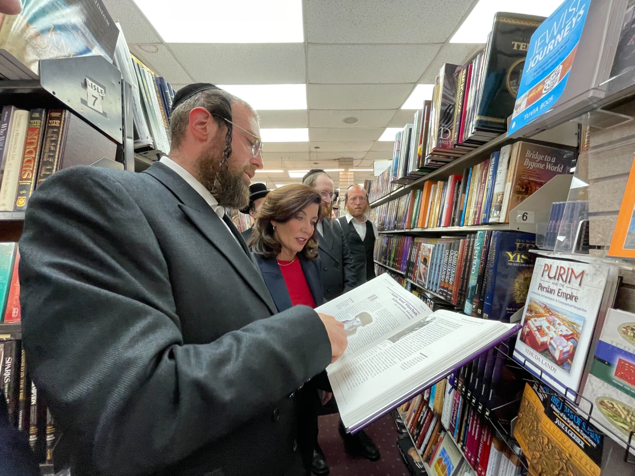 Kathy Hochul’s early outreach to Orthodox Jewish voters – The Forward