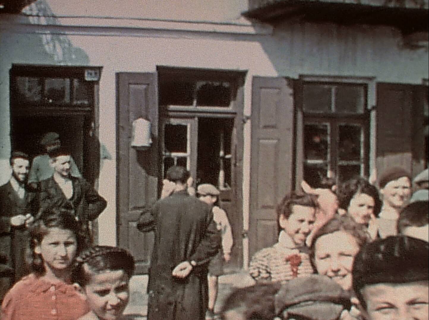 "Three Minutes": a 1938 film shot in Poland sparks connection among 300 ...