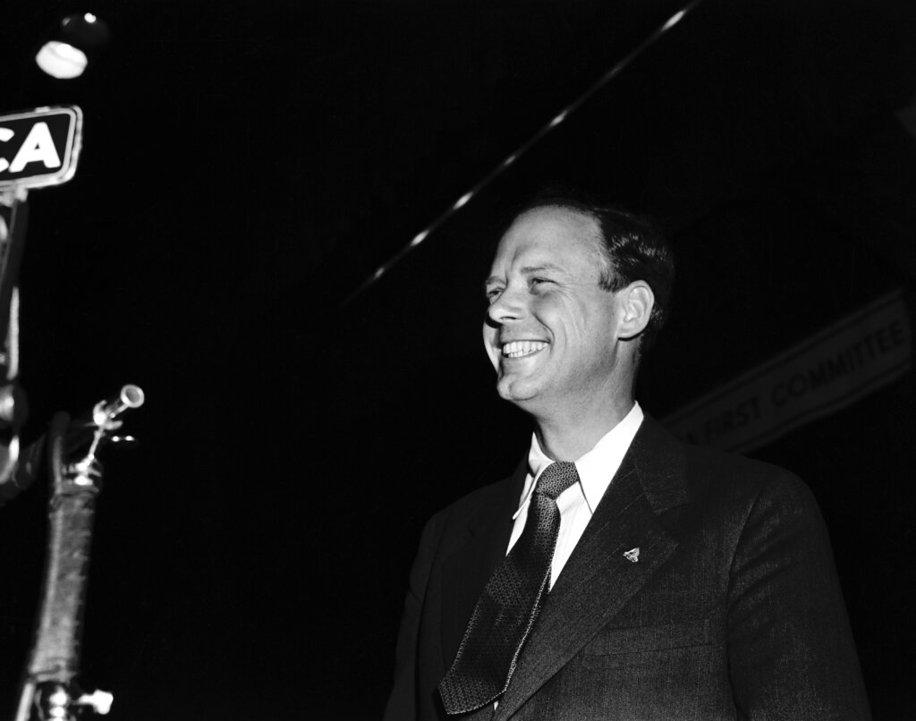 Why is there still a bust of this antisemite in Rockefeller Center ...