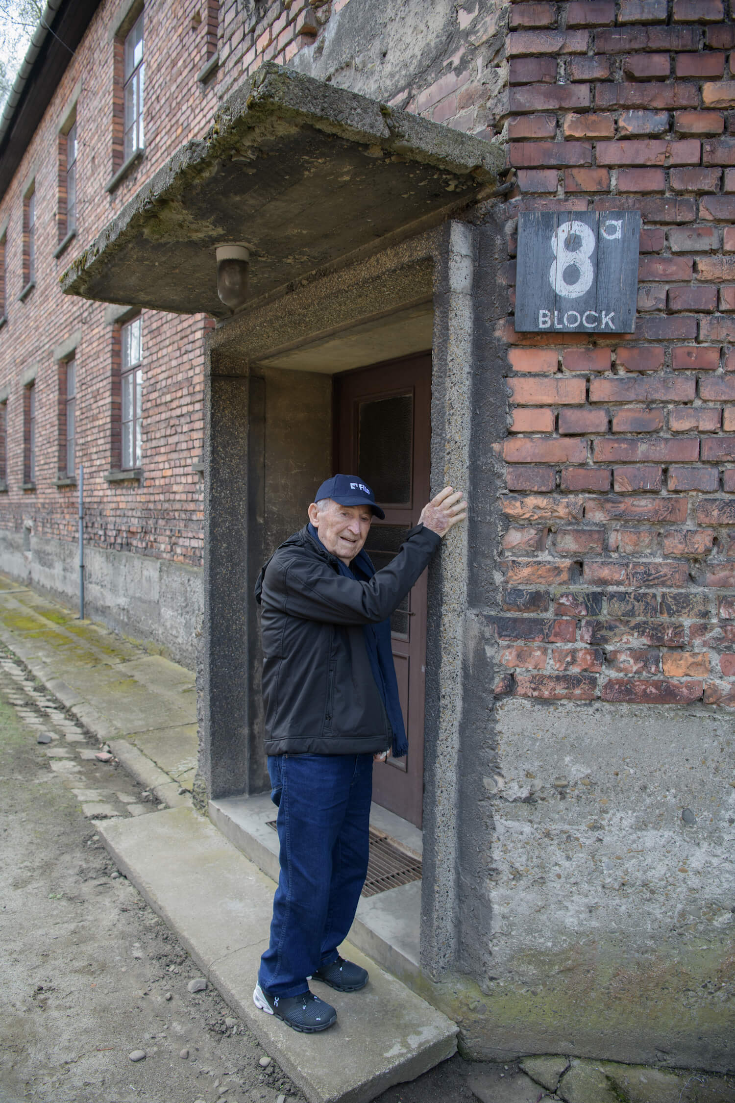 Survivor, 94, returns to 'off-limits' Auschwitz cell – The Forward