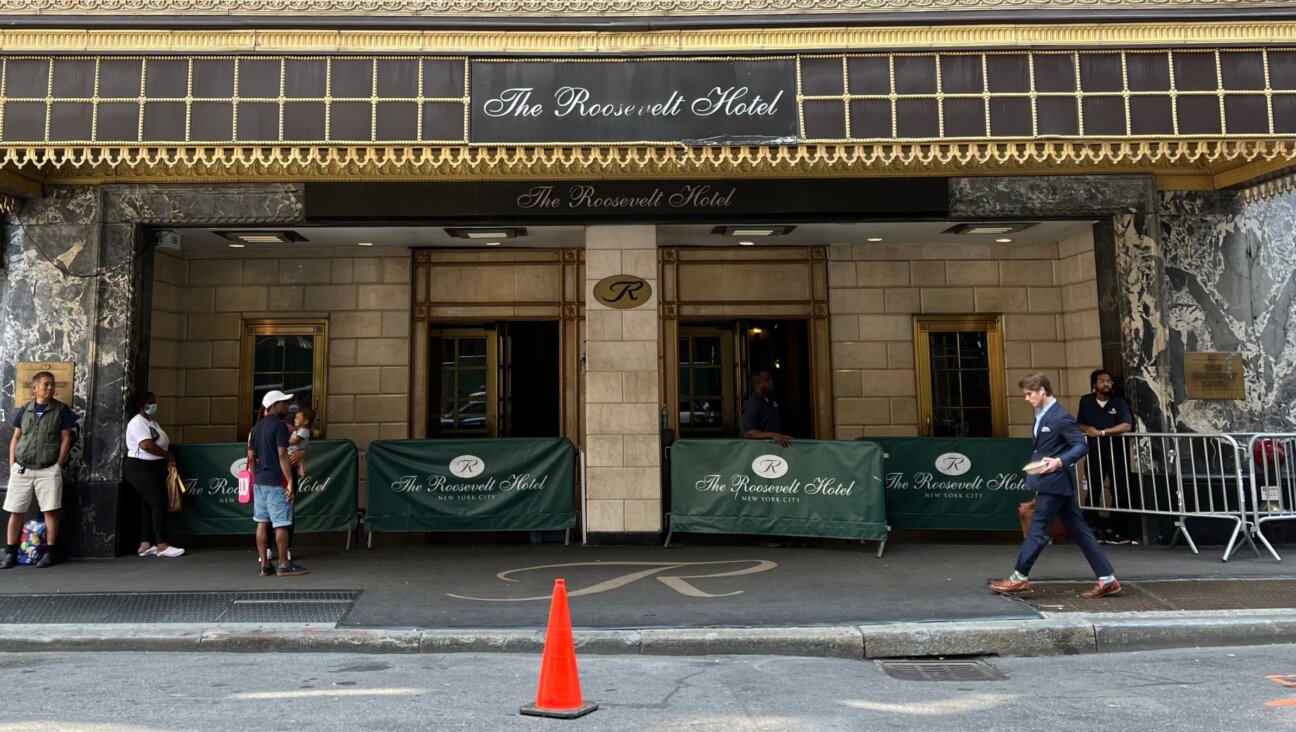 In stories of migrants at NYC hotels, echoes of WWII refugees – The Forward