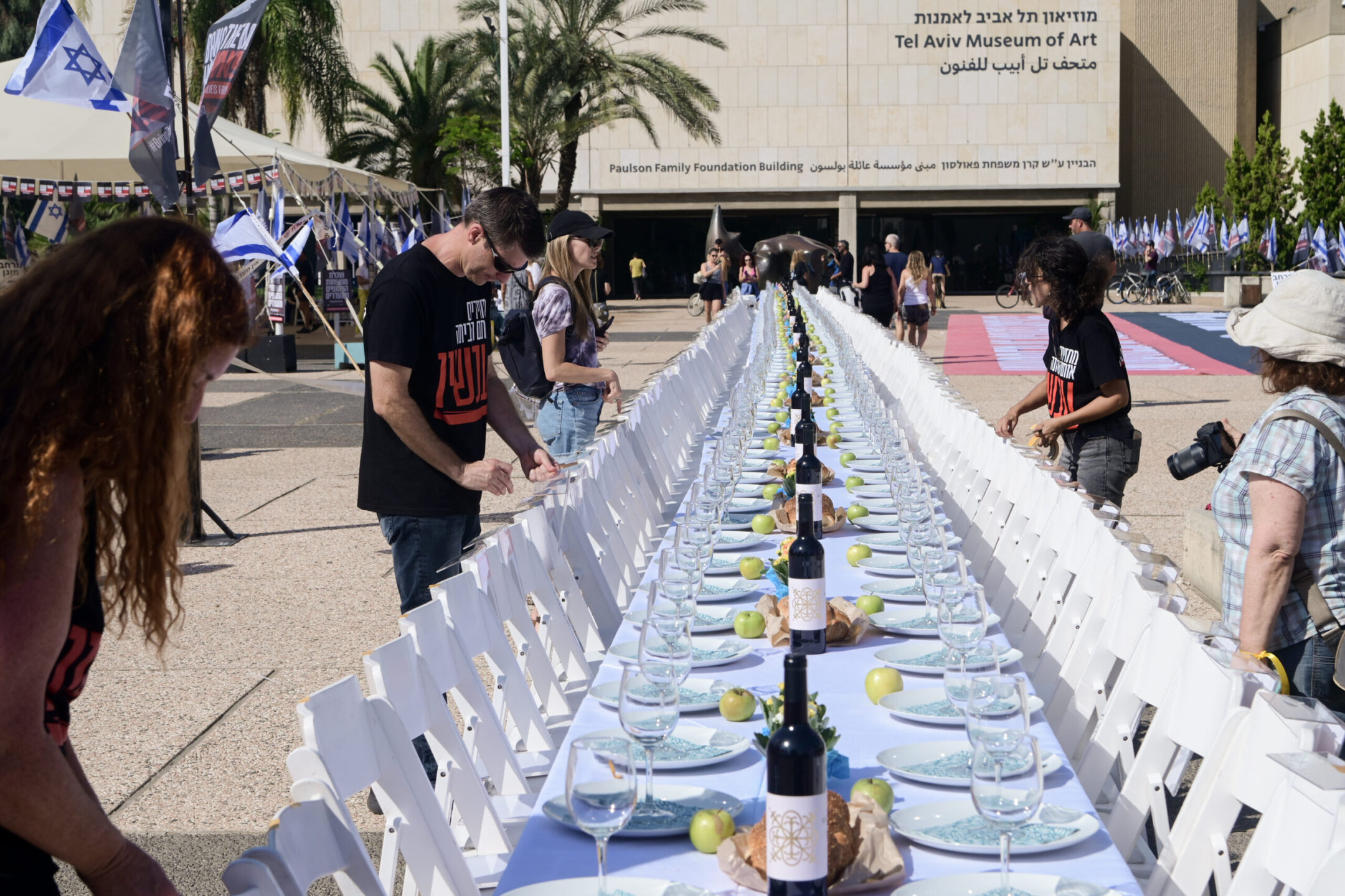 200-seat empty Shabbat tables are set for Israeli hostages – The Forward