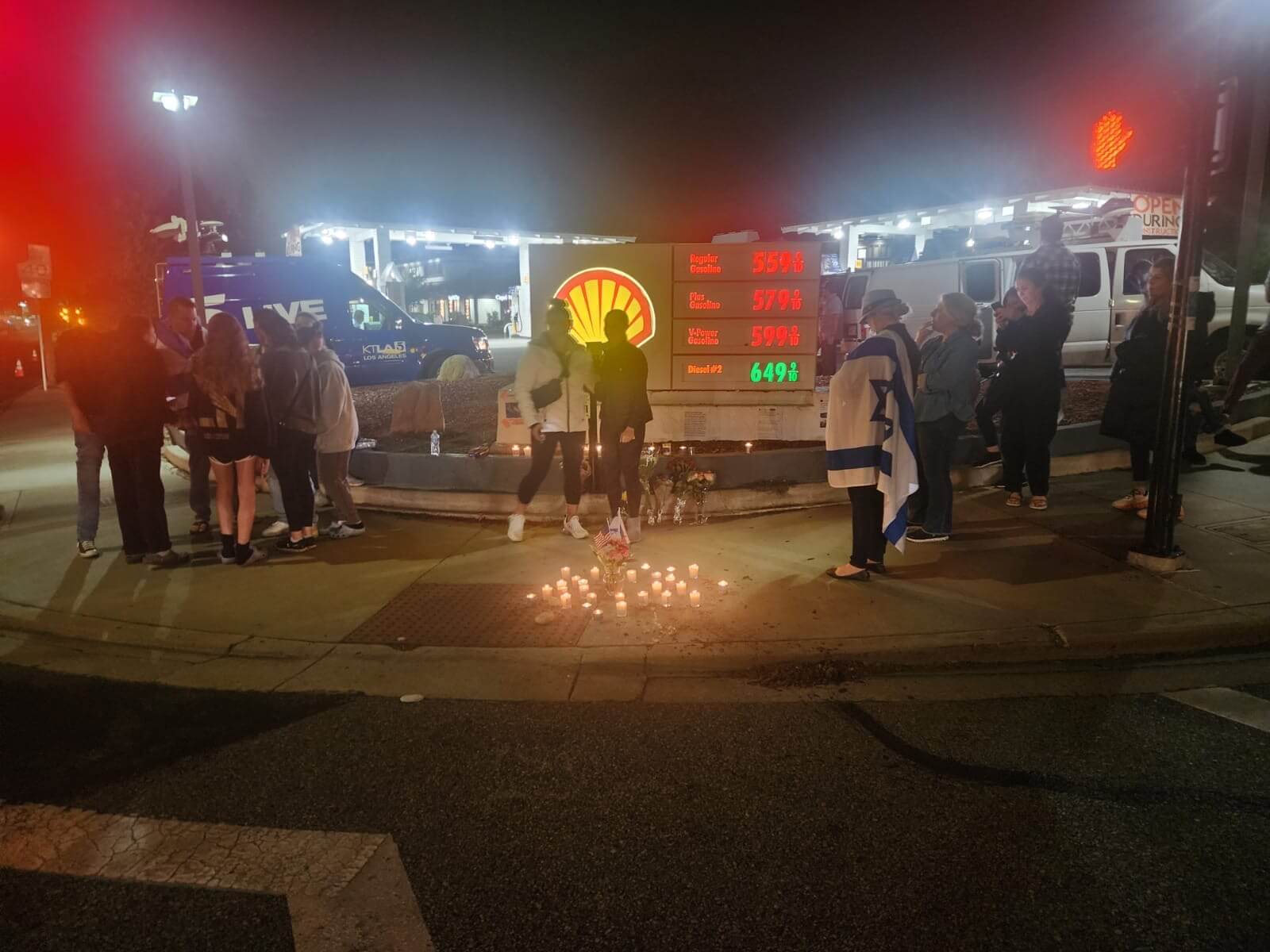 Friends grieve 'gentle' man who died after tussle at dueling protests ...