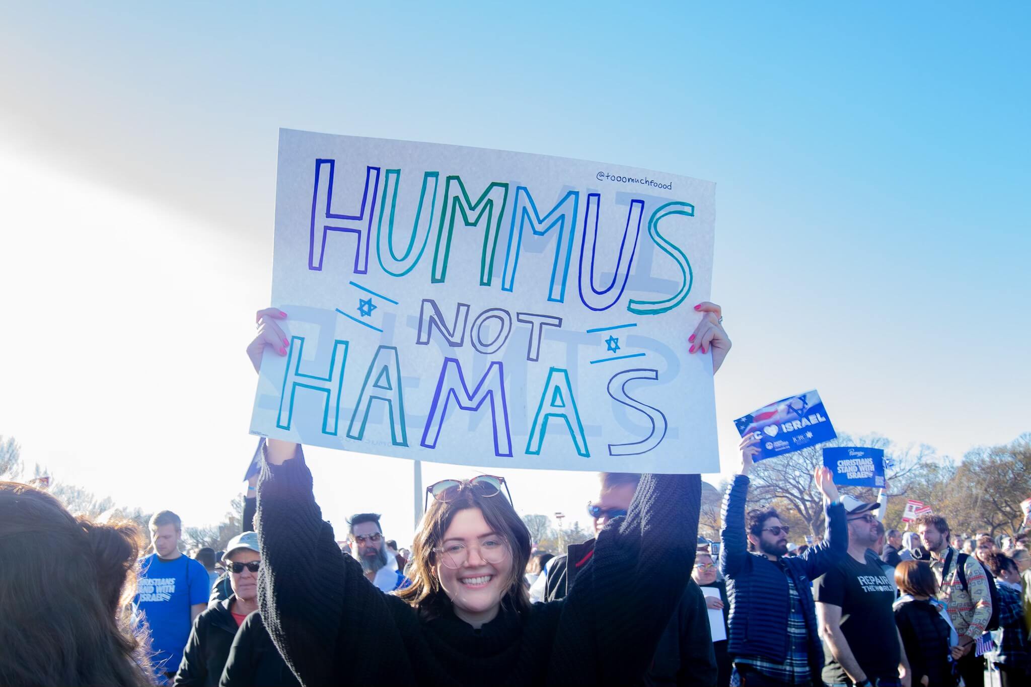 Meet the woman who brought the 'I'm single' sign to the Israel rally ...