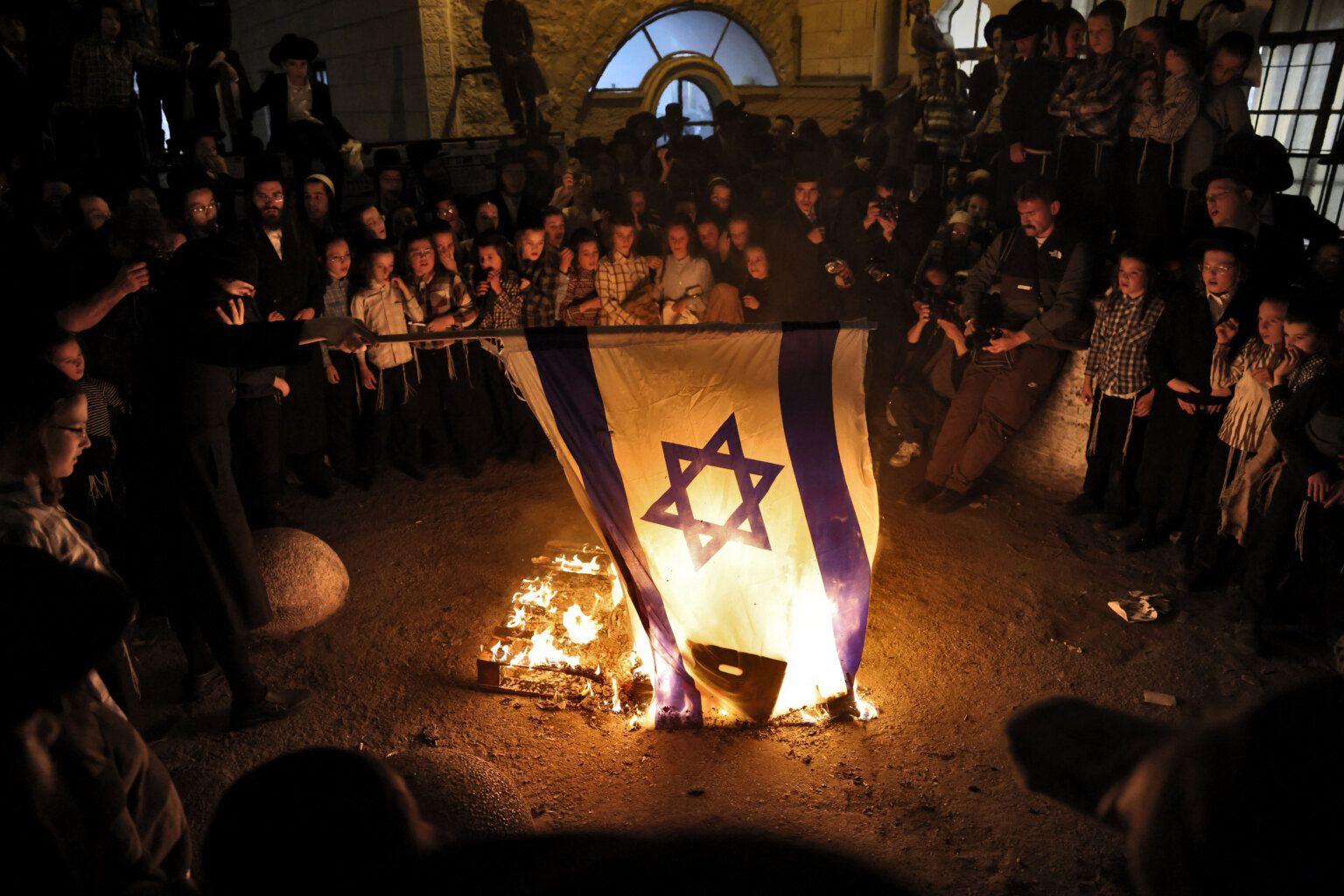 Who exactly is Neturei Karta, the Orthodox sect protesting Israel ...