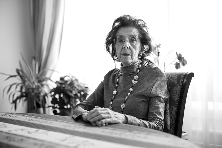 Beautiful, intimate photos of the last living Holocaust survivors – The ...