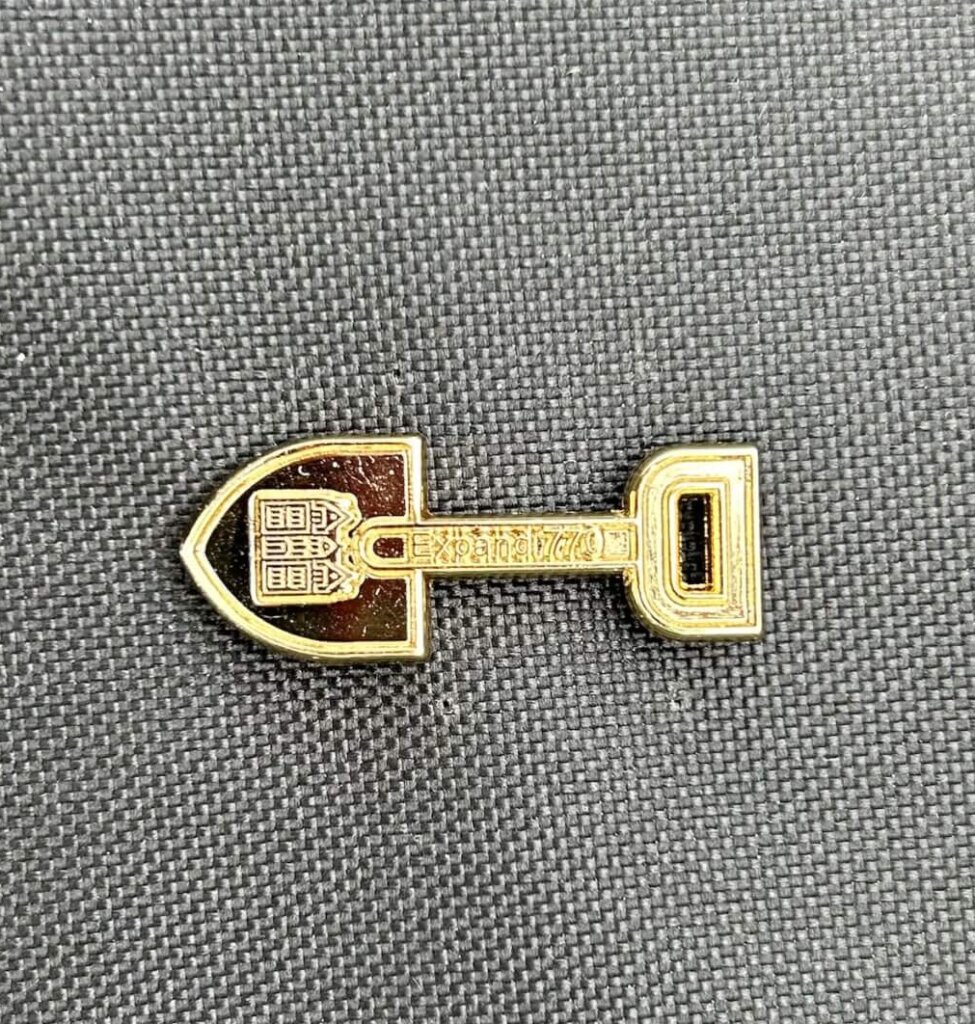 Shovel lapel pin shows support for Chabad tunnel at 770 – The Forward