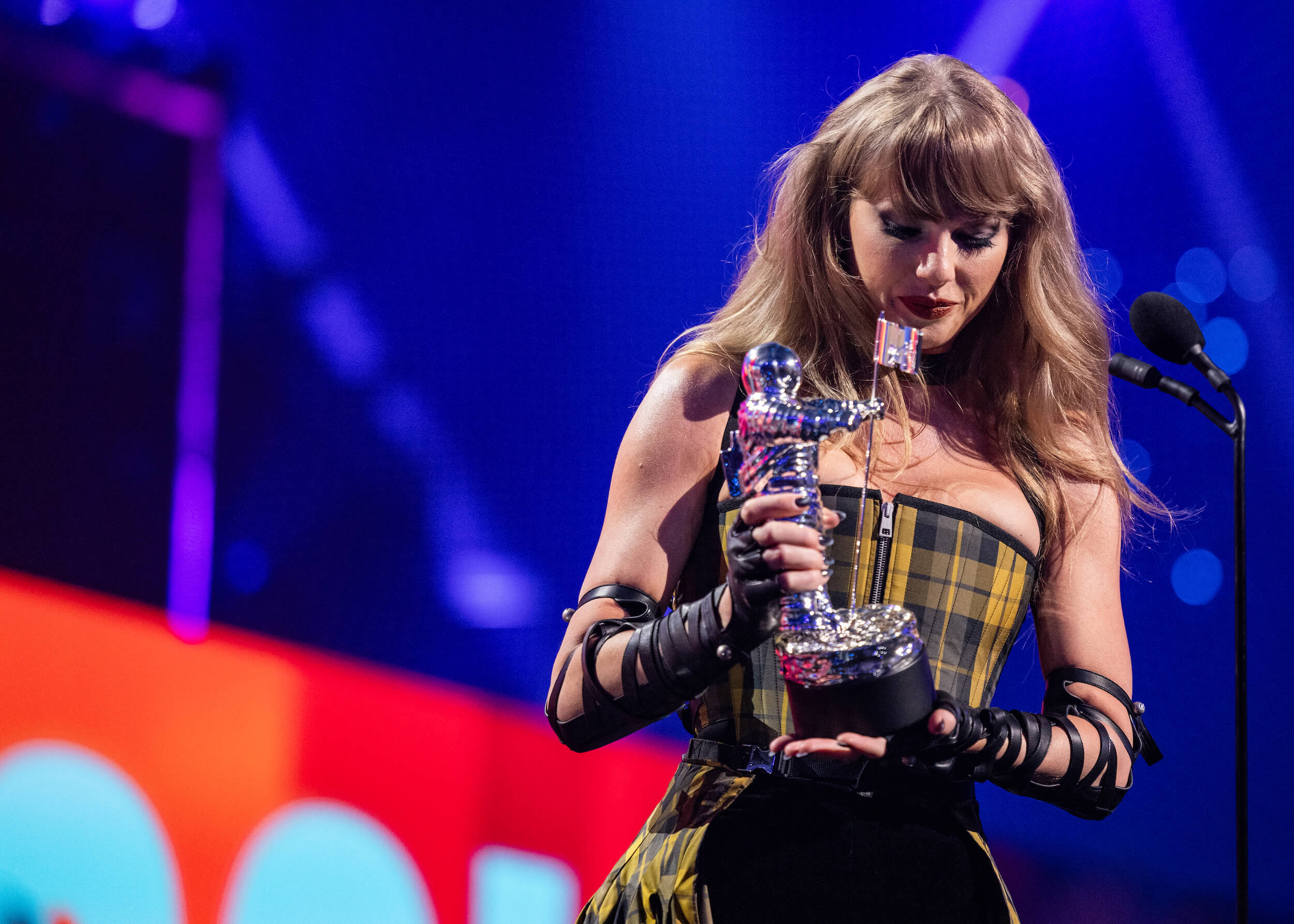 Uh, was Taylor Swift wearing tefillin at the VMAs? – The Forward