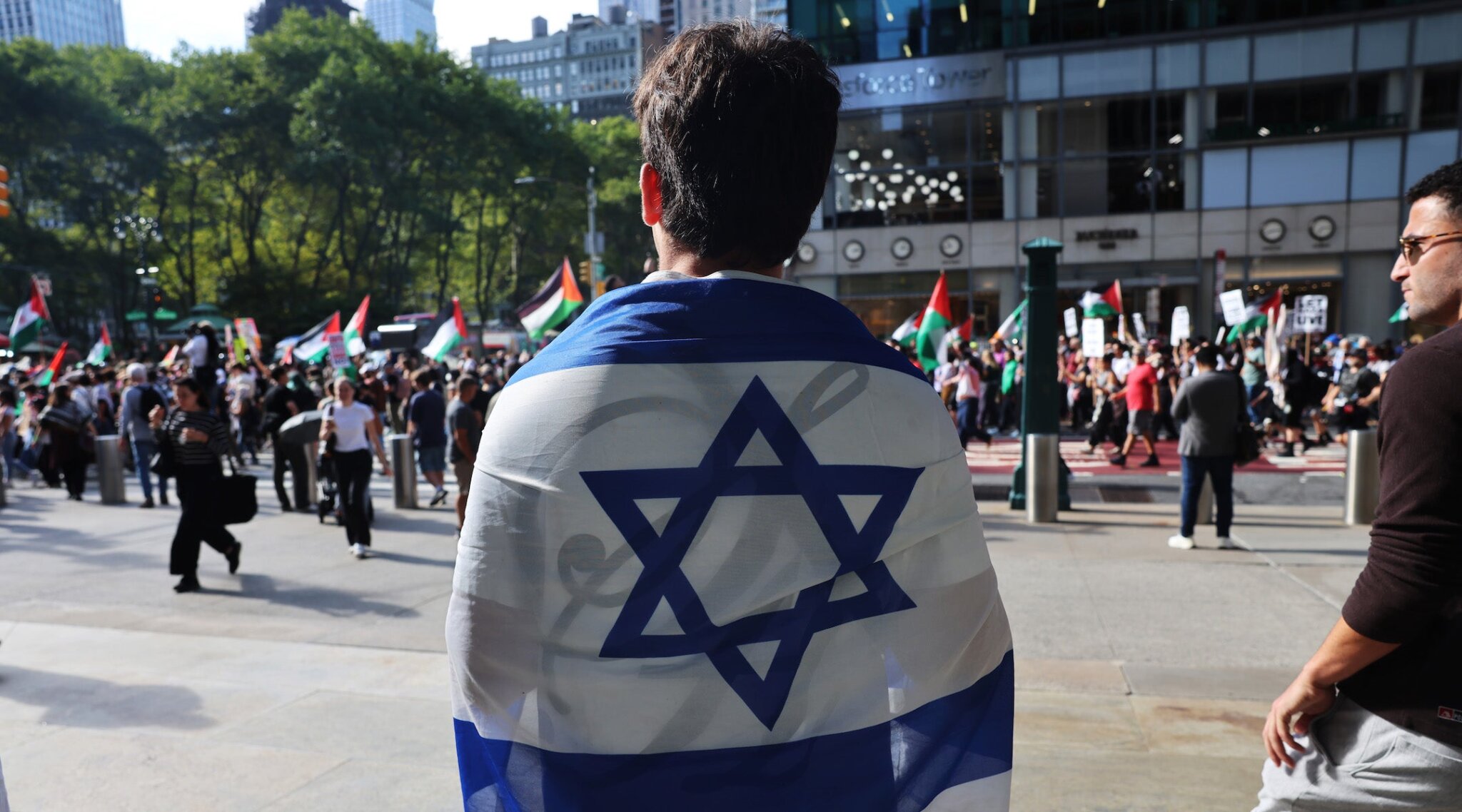 Pfizer’s CEO is a Greek Jew. Here’s a look at his world. – The Forward