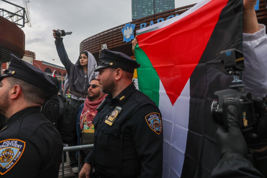 A foiled bomb plot and an Imam-led walkout: Forward Grid 12/3